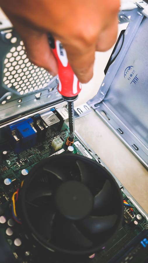 Mano Dell'operatore Del Tecnico Che Monta Il CPU Nel Mainboard Del ...