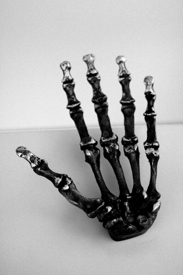 Mano Di Scheletro Con Una Figura Incappucciata Scura Nei Precedenti ...