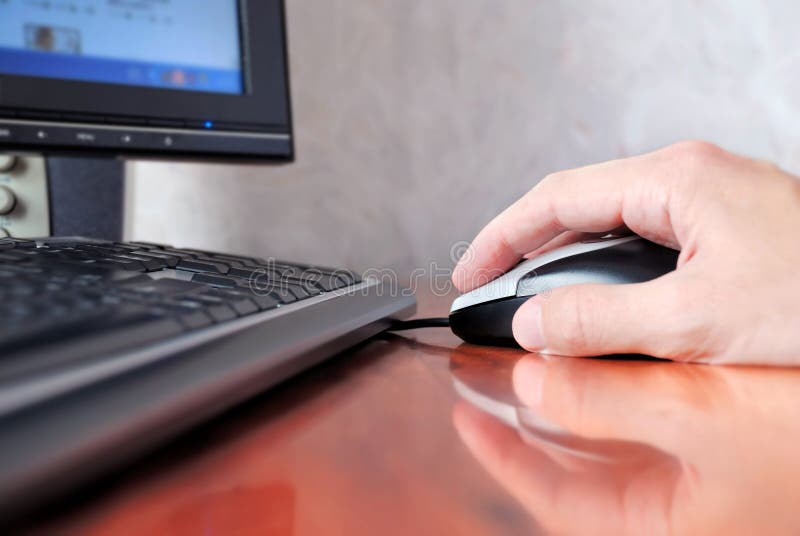 Mano e mouse immagine stock. Immagine di dati, calcolatore - 9775973