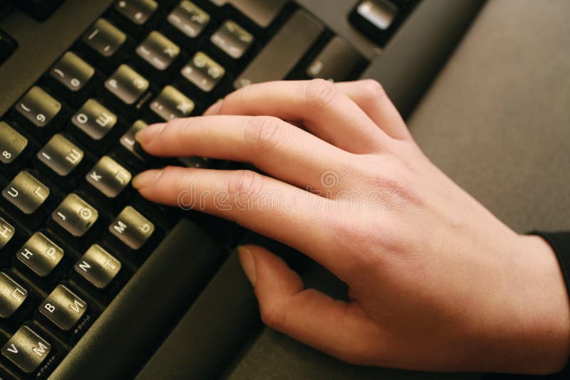 Mano en el teclado foto de archivo. Imagen de tipo, entrada - 731204