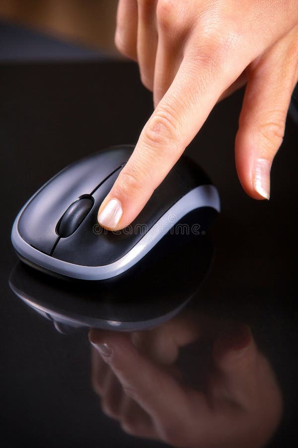 Dito Femminile Che Clicca Sul Bottone Dell'AFFARE Fotografia Stock ...