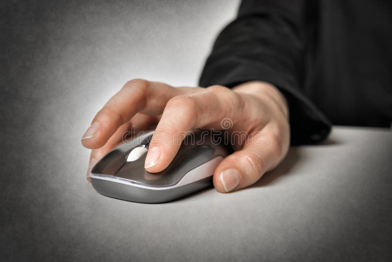 Mano Femminile Con Il Mouse Del Computer Fotografia Stock - Immagine di ...