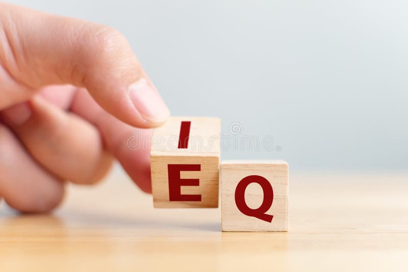 Mano Girar Cubo De Madera Con Palabra Iq a Eq Foto de archivo - Imagen ... Mano Girar Cubo De Madera Con Palabra Iq a Eq Foto de archivo - Imagen ...