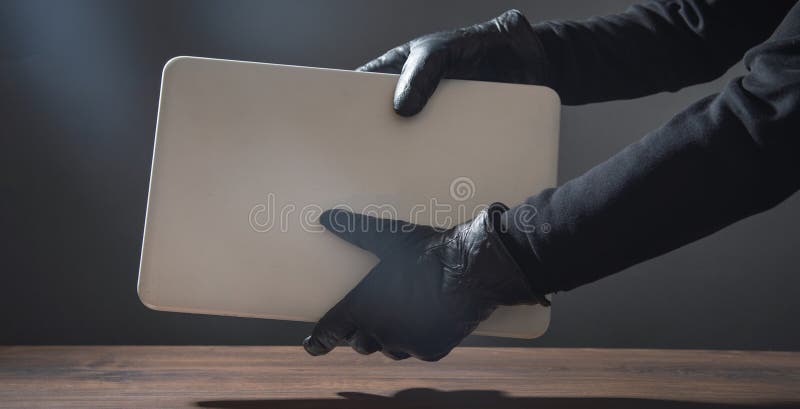 Mano Hacker En Un Guante De Cuero Con Una Computadora Imagen de archivo ...