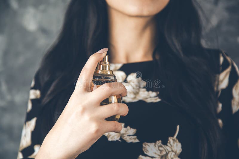 Hombre Mano Perfume En La Mano. Foto de archivo - Imagen de aroma ...