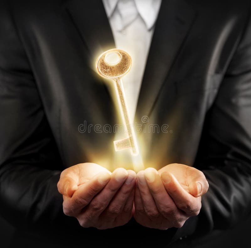 Mano Masculina Que Lleva a Cabo Una Llave De Oro Imagen de archivo ...