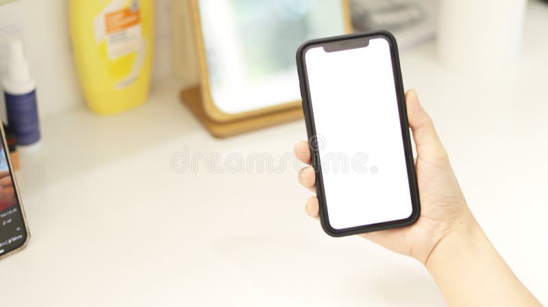 Mano Sujetando El Smartphone En El Fondo Del Desenfoque Imagen de ... Mano Sujetando El Smartphone En El Fondo Del Desenfoque Imagen de ...