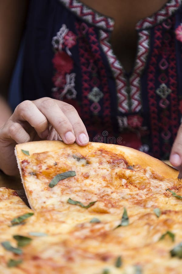 Mano Sujetando Una Rebanada De Pizza Para Ponerla En La Boca Imagen de ... Mano Sujetando Una Rebanada De Pizza Para Ponerla En La Boca Imagen de ...