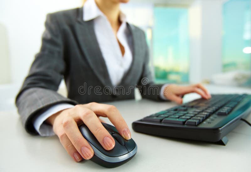 Mano sul mouse fotografia stock. Immagine di scatto, umano - 25940098