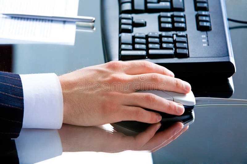 Usando mouse fotografia stock. Immagine di calcolatore - 945020