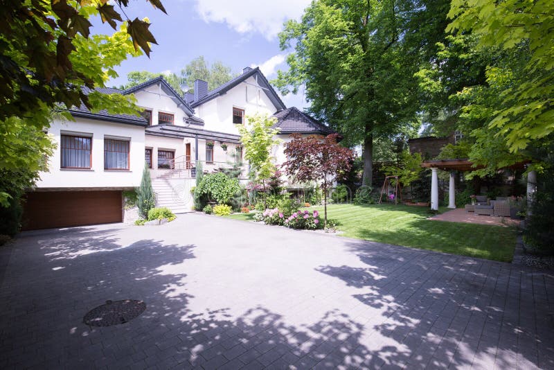 Manoir Moderne Avec Les Lumi?res Clignotantes Autour De La Piscine ...