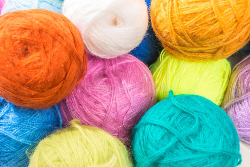Madejas De Lana Rojas Y Rosadas Del Hilo Imagen de archivo - Imagen de ...
