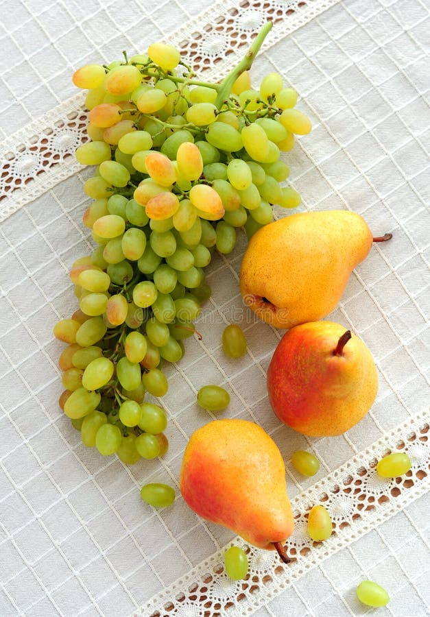 Peras y uvas imagen de archivo. Imagen de rojo, uvas, vida - 5050093