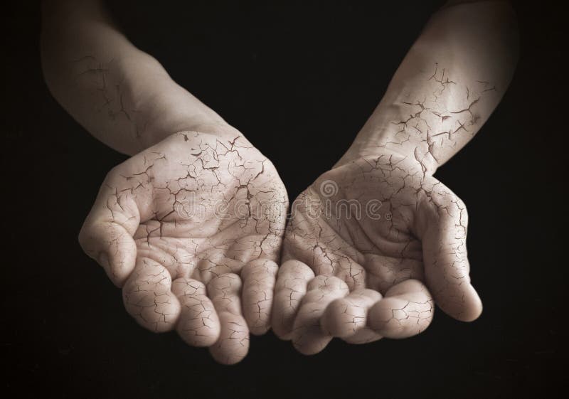 Manos Humanas En La Tierra Seca Agrietada Foto de archivo - Imagen de ...