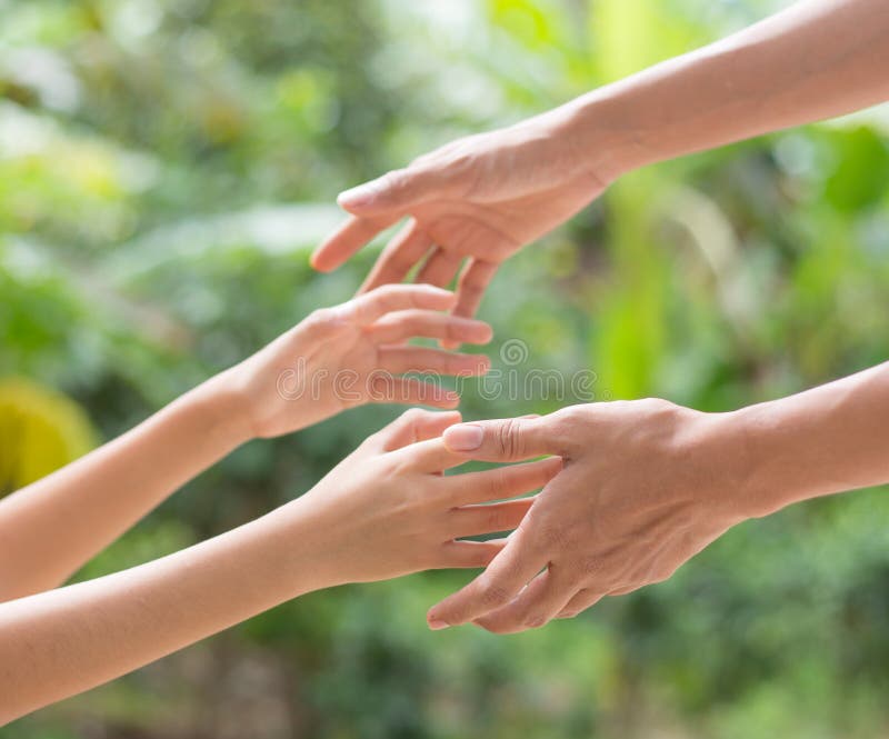 Dos Manos, Brazo De Ayuda De Un Amigo, Trabajo En Equipo Mano Amiga ...