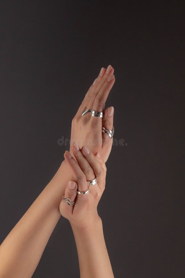 Las Manos Con Los Anillos De La Novia Y Del Novio Están Mintiendo En El ...