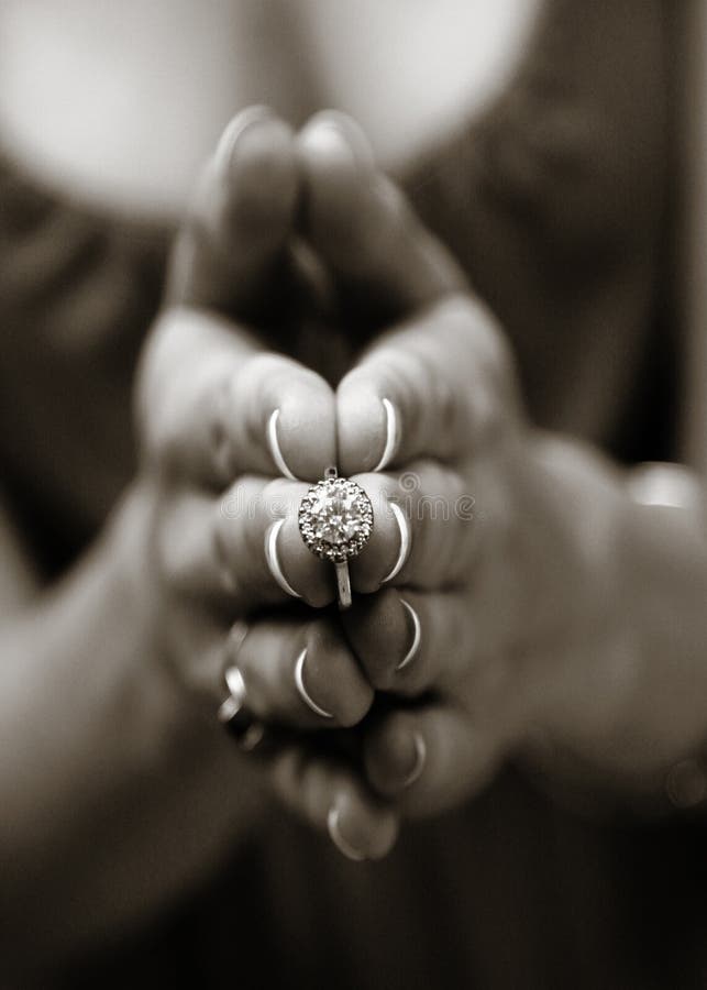 Manos Con El Anillo De Compromiso Imagen de archivo - Imagen de junto ...