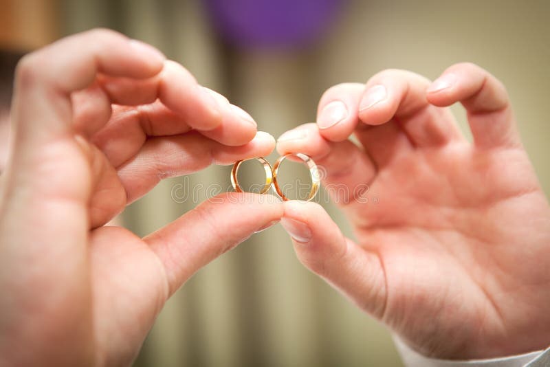 Manos con los anillos imagen de archivo. Imagen de boda - 18691913