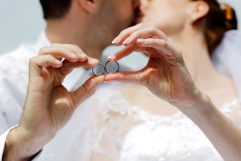 Manos Con Los Anillos De Bodas Imagen de archivo - Imagen de novia ...