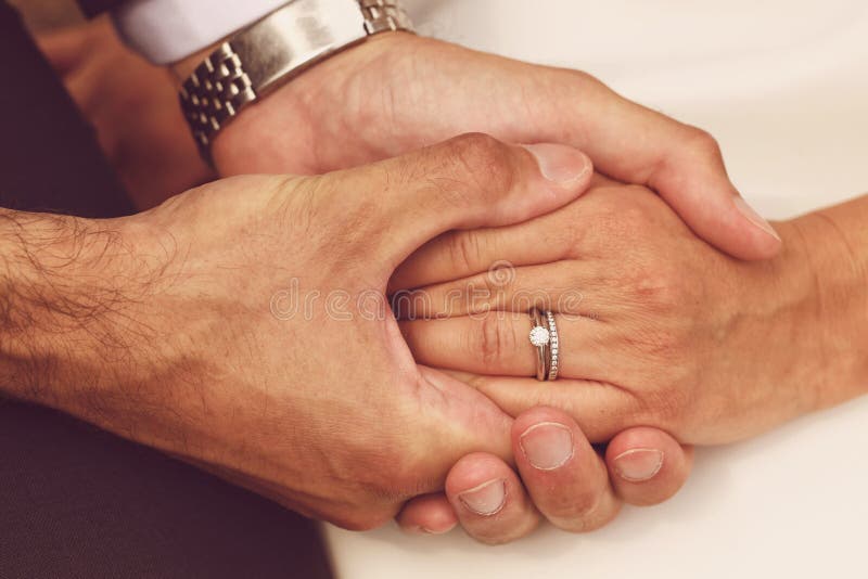 Manos Con Los Anillos De Bodas Foto de archivo - Imagen de ...
