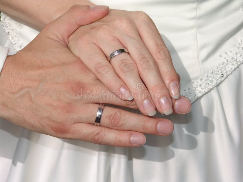 2,450 Manos Con Los Anillos De Bodas Fotos - Libres de Derechos y ...