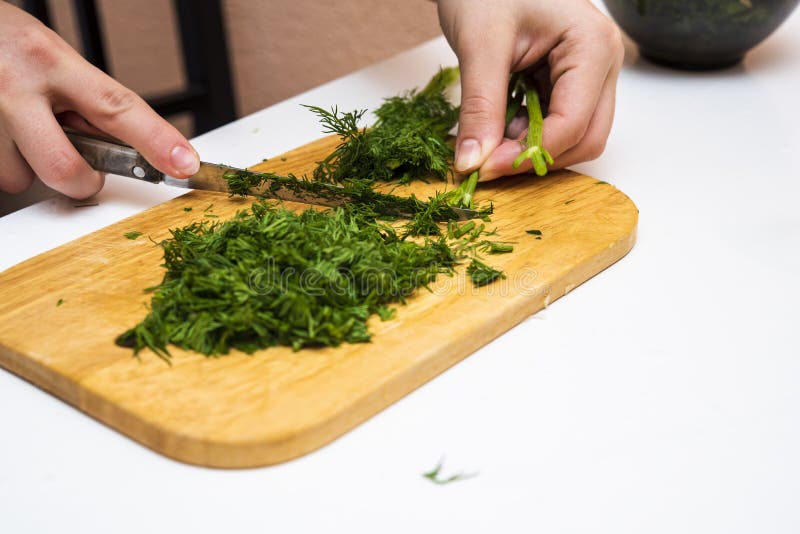 Manos Cortadas Con Un Cuchillo En Una Tabla De Corte Imagen de archivo ...