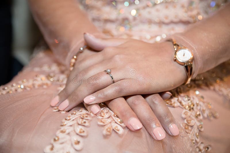 Manos Femeninas Cruzadas Con El Anillo De Compromiso Foto de archivo ...