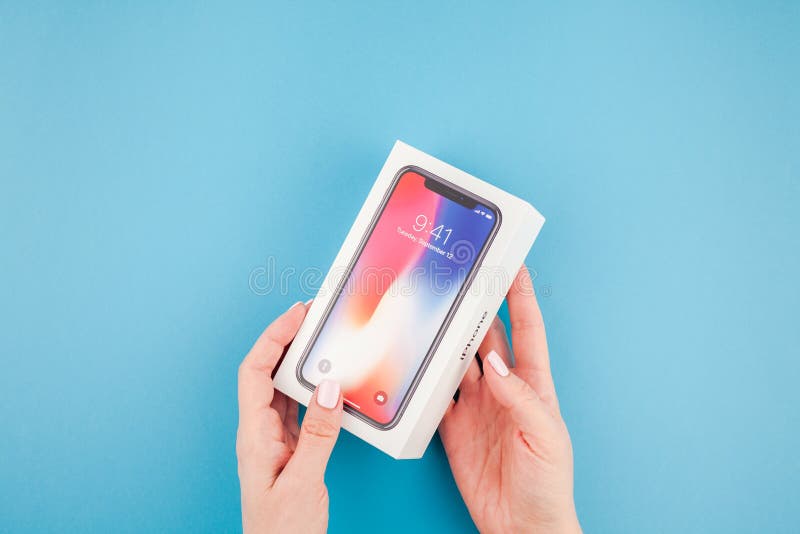 Manos De La Mujer Con La Caja Del IPhone X De Apple Imagen de archivo editorial - Imagen de ...