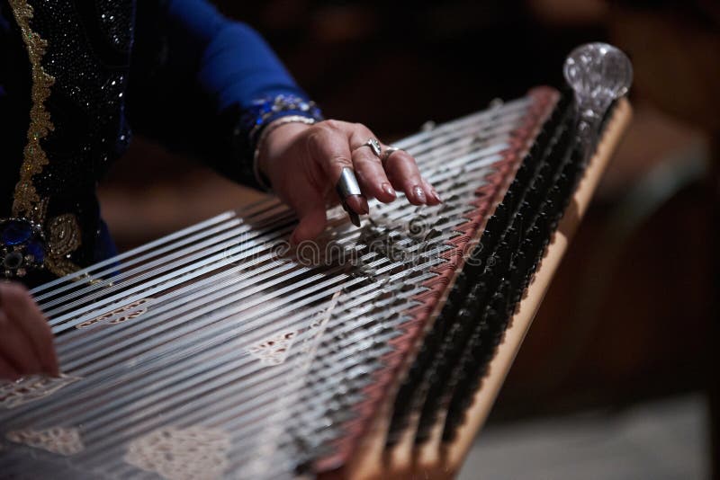 Mujer que toca una arpa imagen de archivo. Imagen de cadenas - 9709719