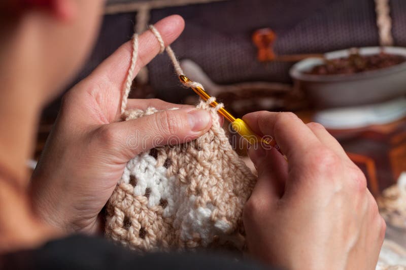 Manos De Mujer Tejiendo Gancho Crochet Foto de archivo - Imagen de arte ...