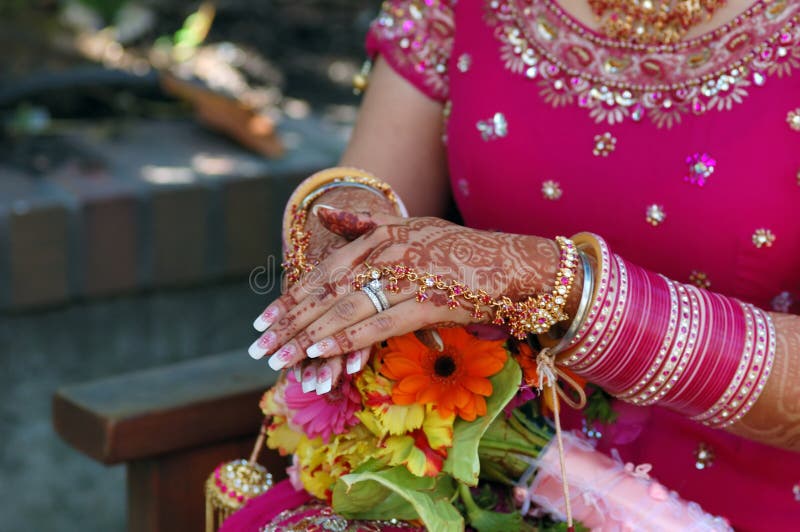 Manos de una novia india foto de archivo. Imagen de arte - 2457700