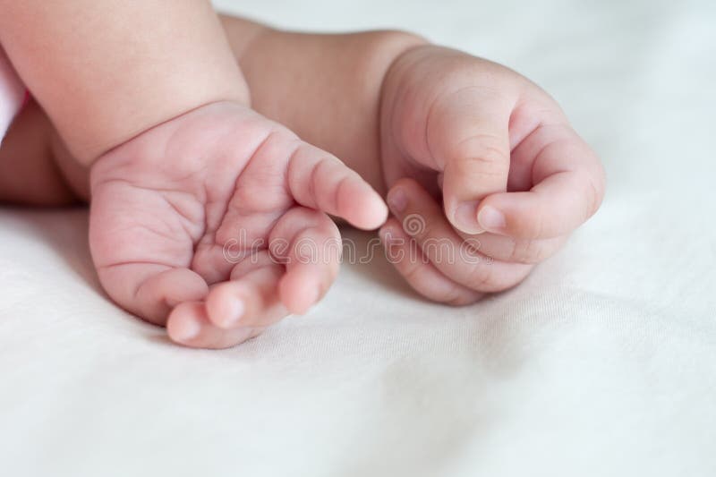 Manos del bebé foto de archivo. Imagen de protección - 34823140
