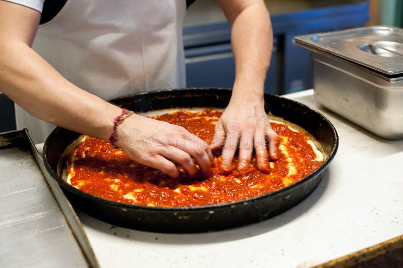 Manos Del Cocinero Que Preparan La Pizza Imagen de archivo - Imagen de ...