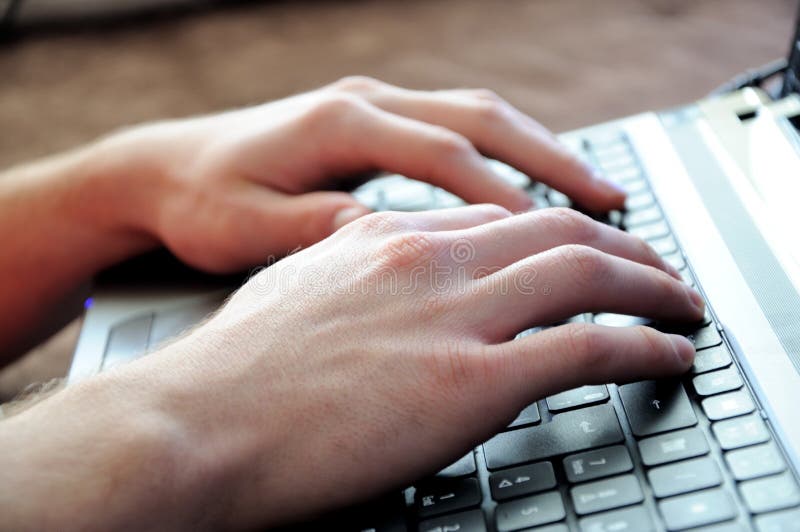 Manos En La Computadora Portátil Foto de archivo - Imagen de personal ...