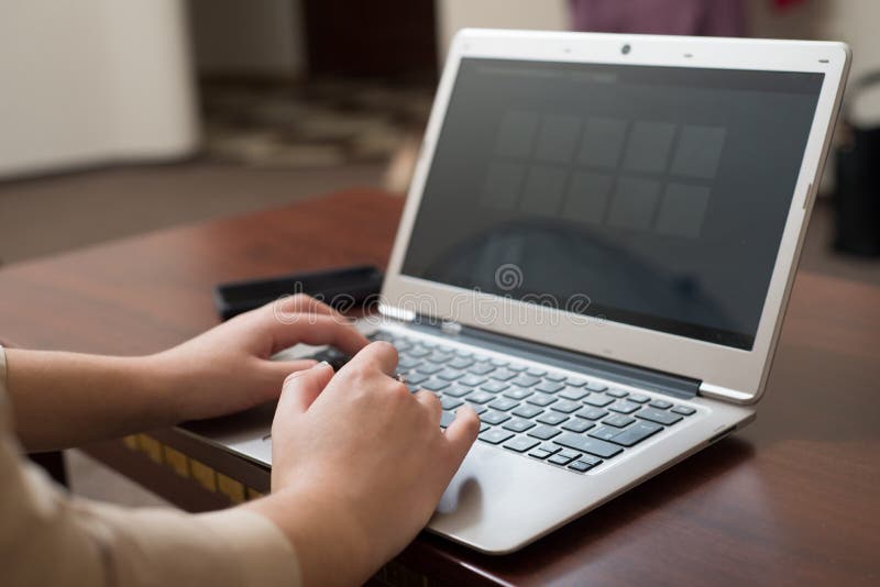 Manos En La Computadora Portátil Foto de archivo - Imagen de workplace ...