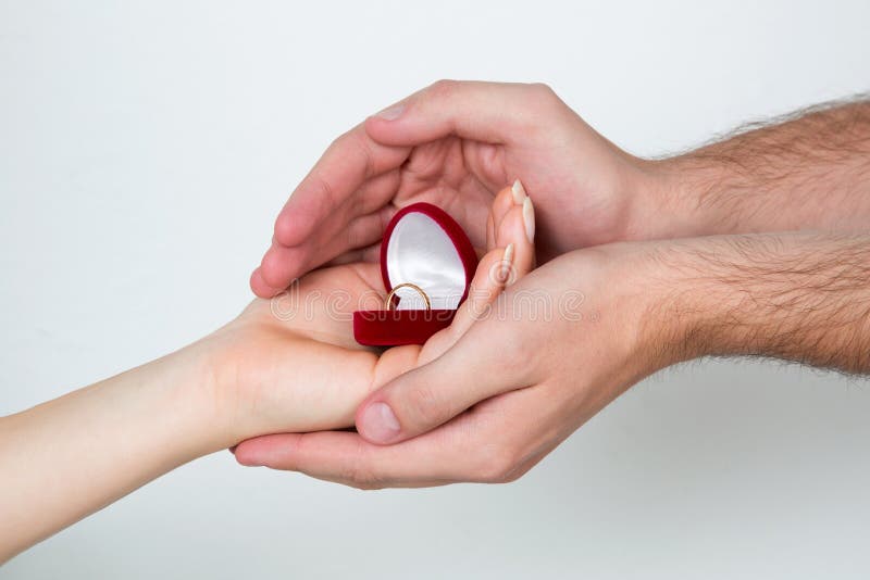 Manos Femeninas Y Masculinas Que Sostienen La Caja Del Anillo Imagen De