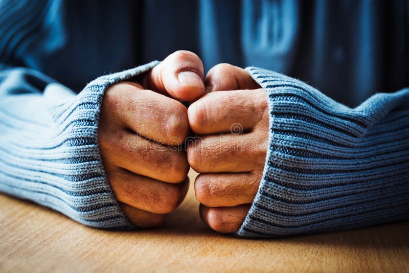 Manos frías foto de archivo. Imagen de gente, suéter - 133122020