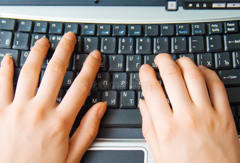 Manos Humanas Que Mecanografían En El Teclado Imagen. Imagen: 4789814