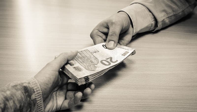 Mano De La Persona Masculina Que Entrega Billetes De Banco Euro Foto de ...