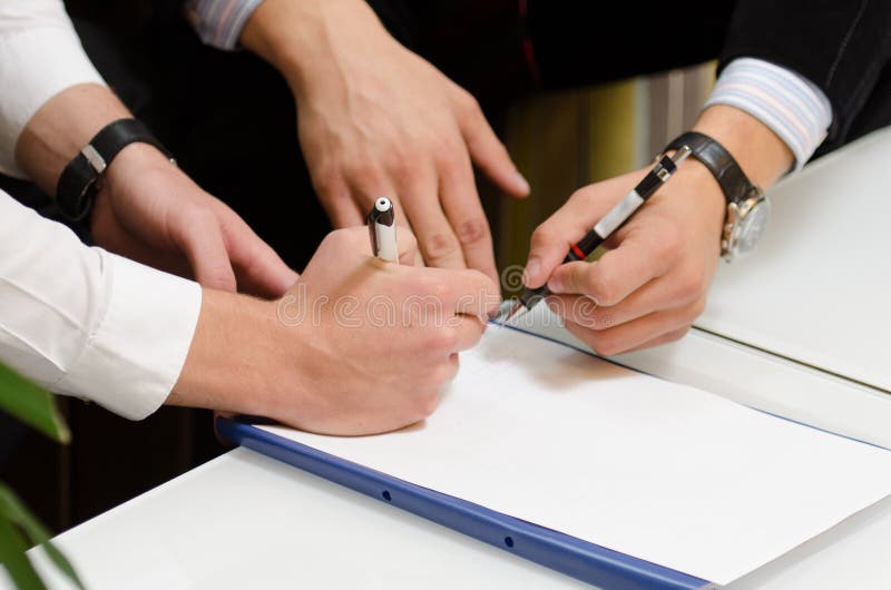 Manos Que Firman Un Documento Fotos De Stock - Descarga 131 Fotos ...