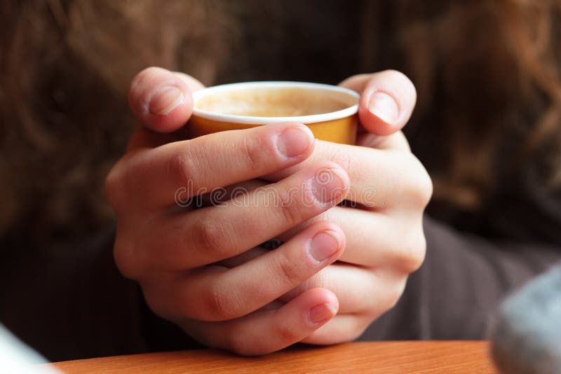 Manos Con Los Granos De Café Imagen de archivo - Imagen de habas, full ...