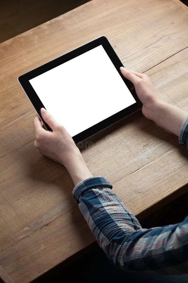 Manos Que Sostienen La Tableta Digital Con La Pantalla Foto de archivo ...