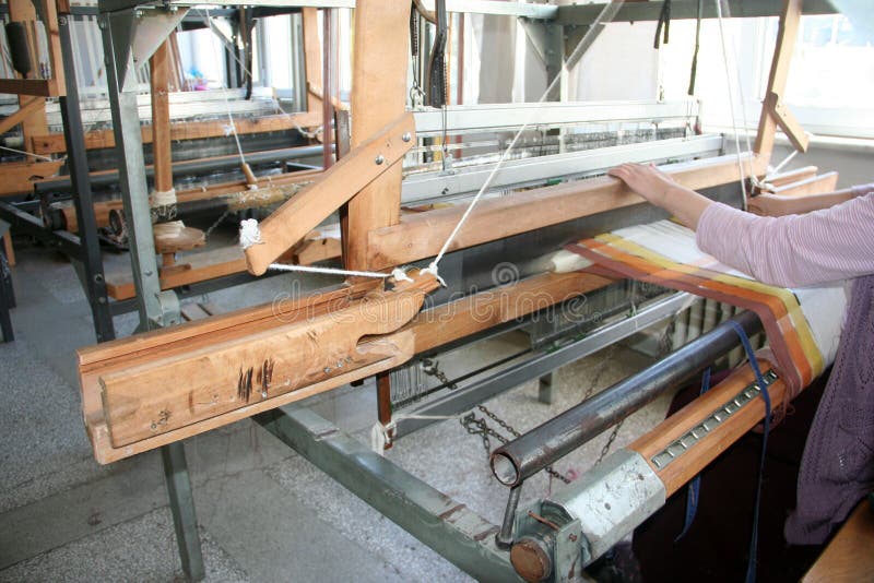 Manos que tejen imagen de archivo. Imagen de trama, telar - 35267733