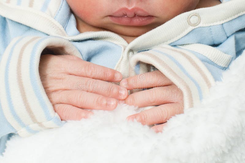 Manos Recién Nacidas De Los Bebés Imagen de archivo - Imagen de bebés ...
