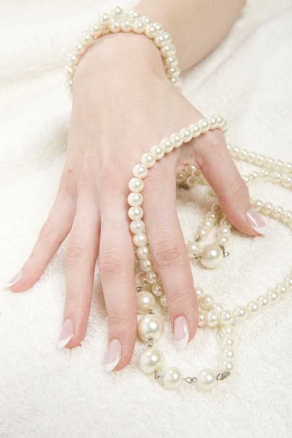 Manos Sanas Y Manicura Francesa Mojada Profesional Foto de archivo ...