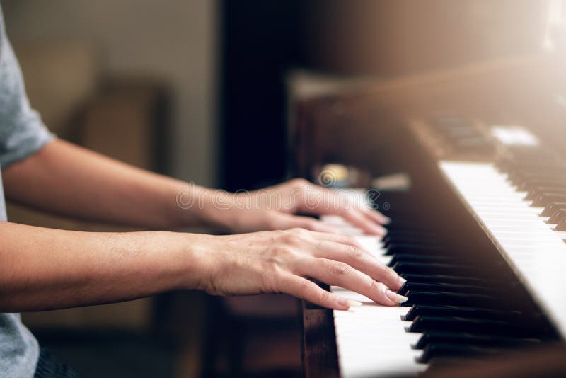 Manos tocando piano foto de archivo. Imagen de partido - 156608156