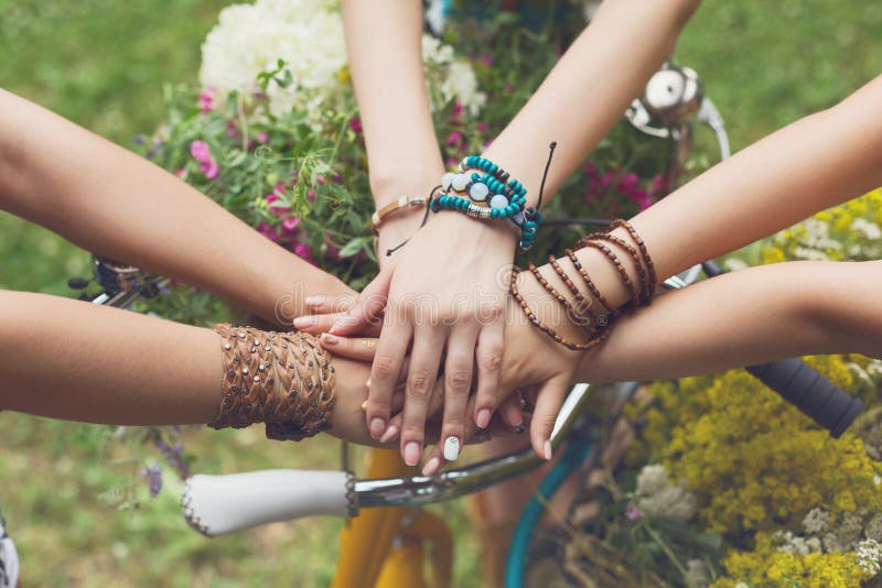 Manos Unidas De Las Novias Primer, Chicas Jóvenes En Pulseras Del Boho ... Manos Unidas De Las Novias Primer, Chicas Jóvenes En Pulseras Del Boho ...