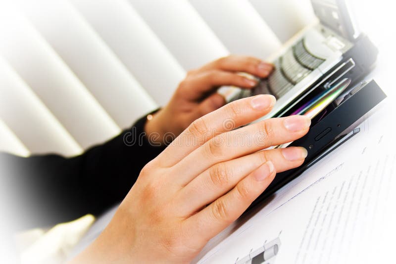 Manos Y Computadora Portátil Humanas Foto de archivo - Imagen de ...