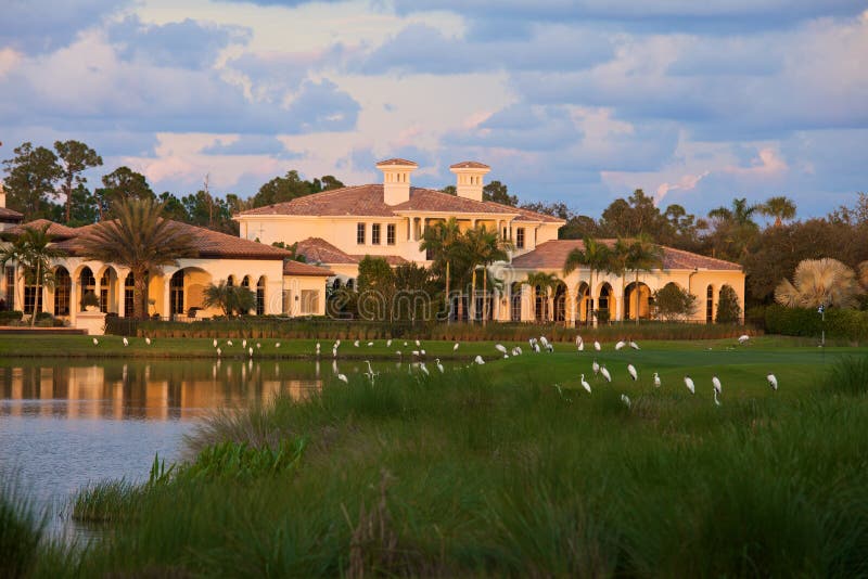 Mansión lujosa foto de archivo. Imagen de moderno, piscina - 12853340