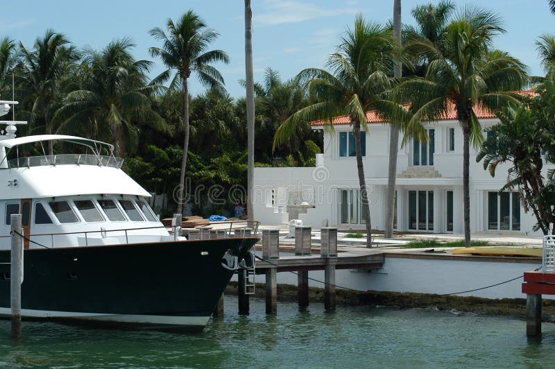 Mansión lujosa imagen de archivo. Imagen de casero, rico - 796647